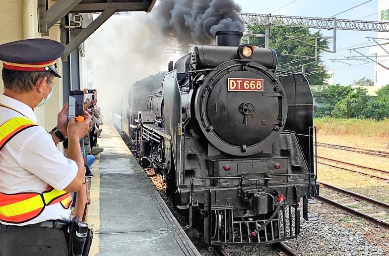 【新訊】火車音樂市集！蒸汽火車DT668將重返台南8站，復古黑火車頭超吸睛，還有街頭藝人表演、手作DIY、免費電影、獨家周邊，鐵道迷一定要去 - 好想去喔
