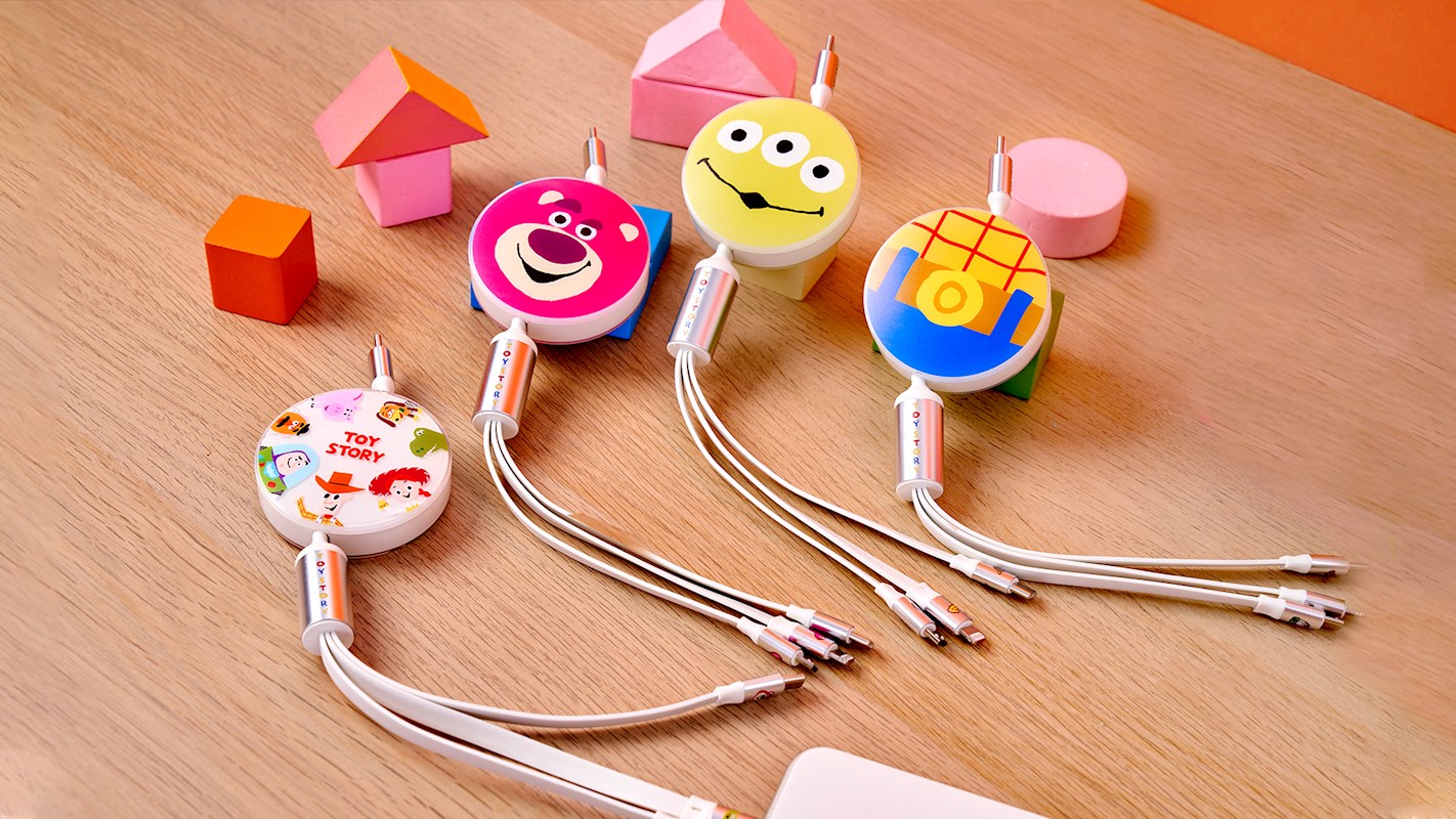 【新訊】最低690元起！最新「玩具總動員」系列商品超萌必收，行動電源、充電線、充電座、兒童相機通通有，實用度超高、療癒指數更是滿點！ - 好想去喔